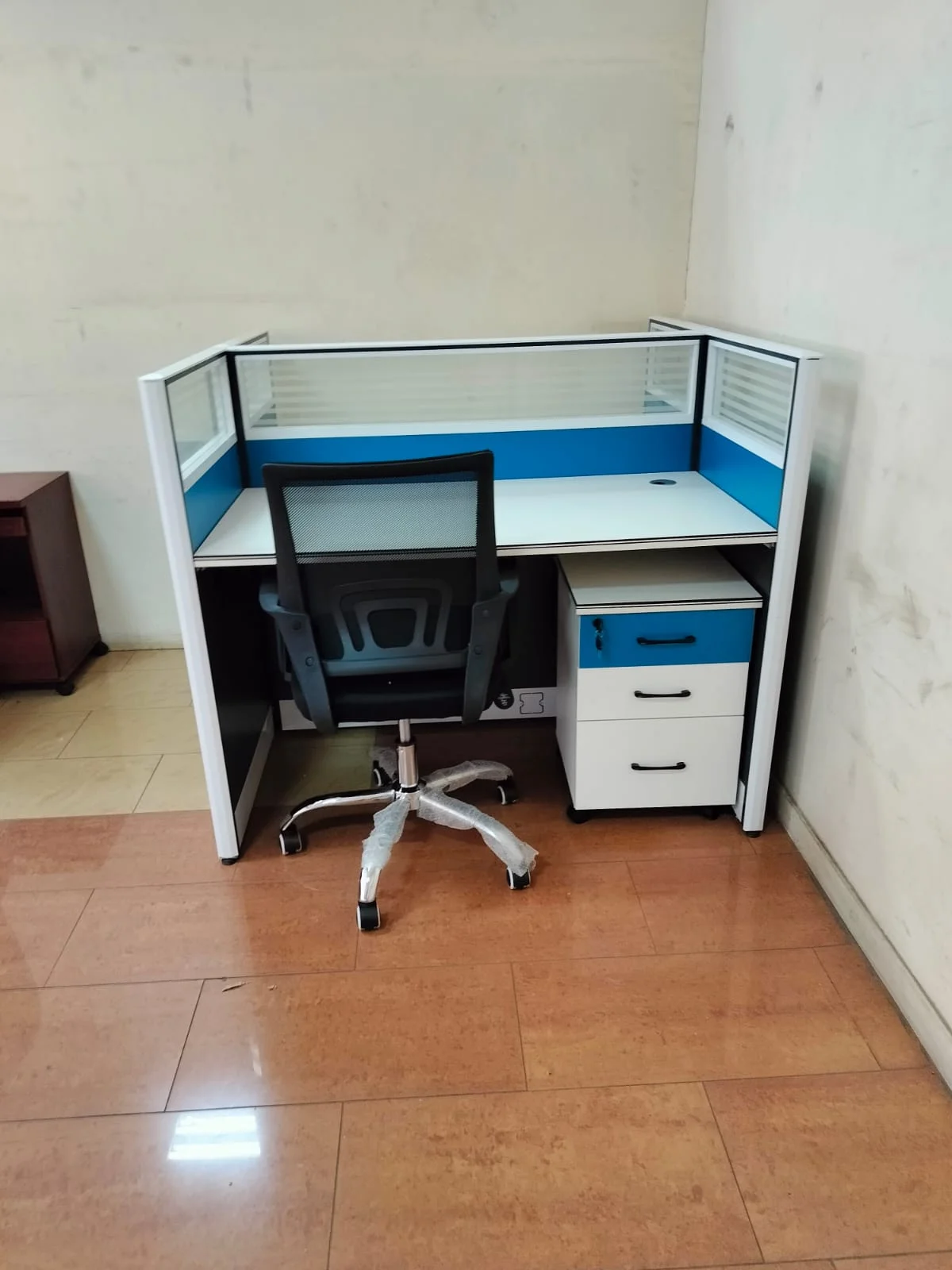 Two way modular office workstation - Tamco