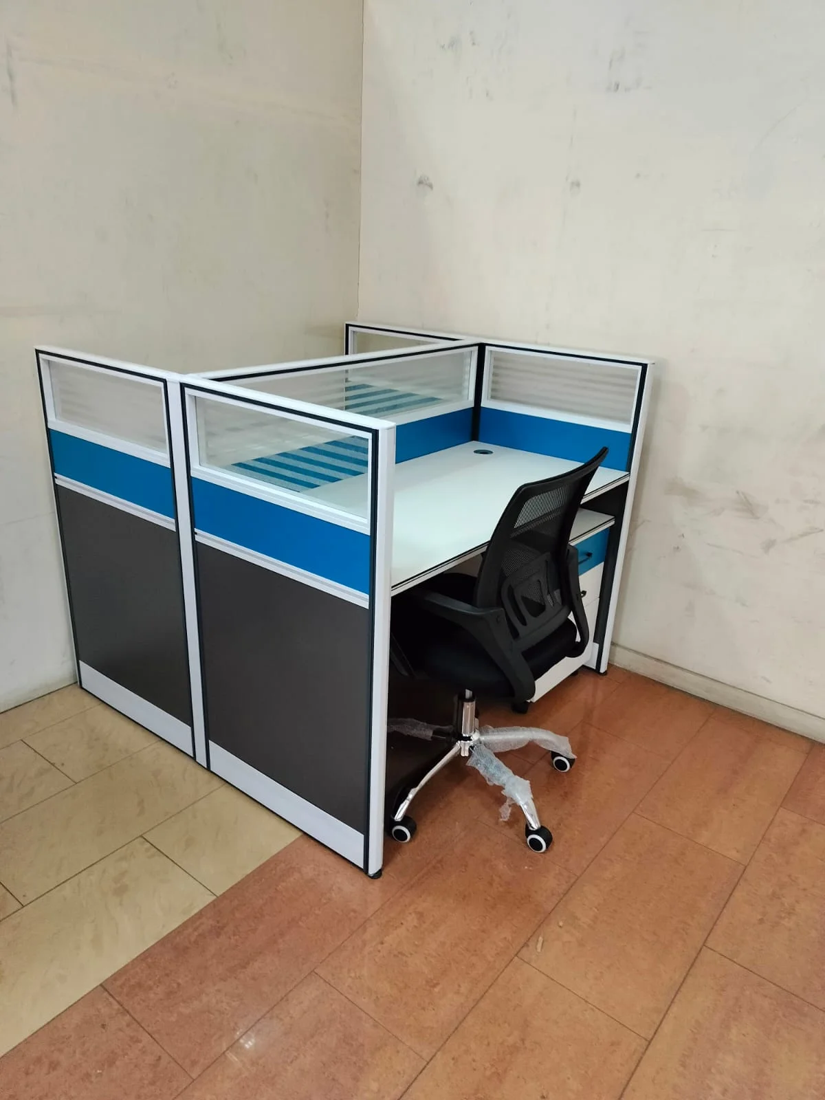 Two way modular office workstation - Tamco